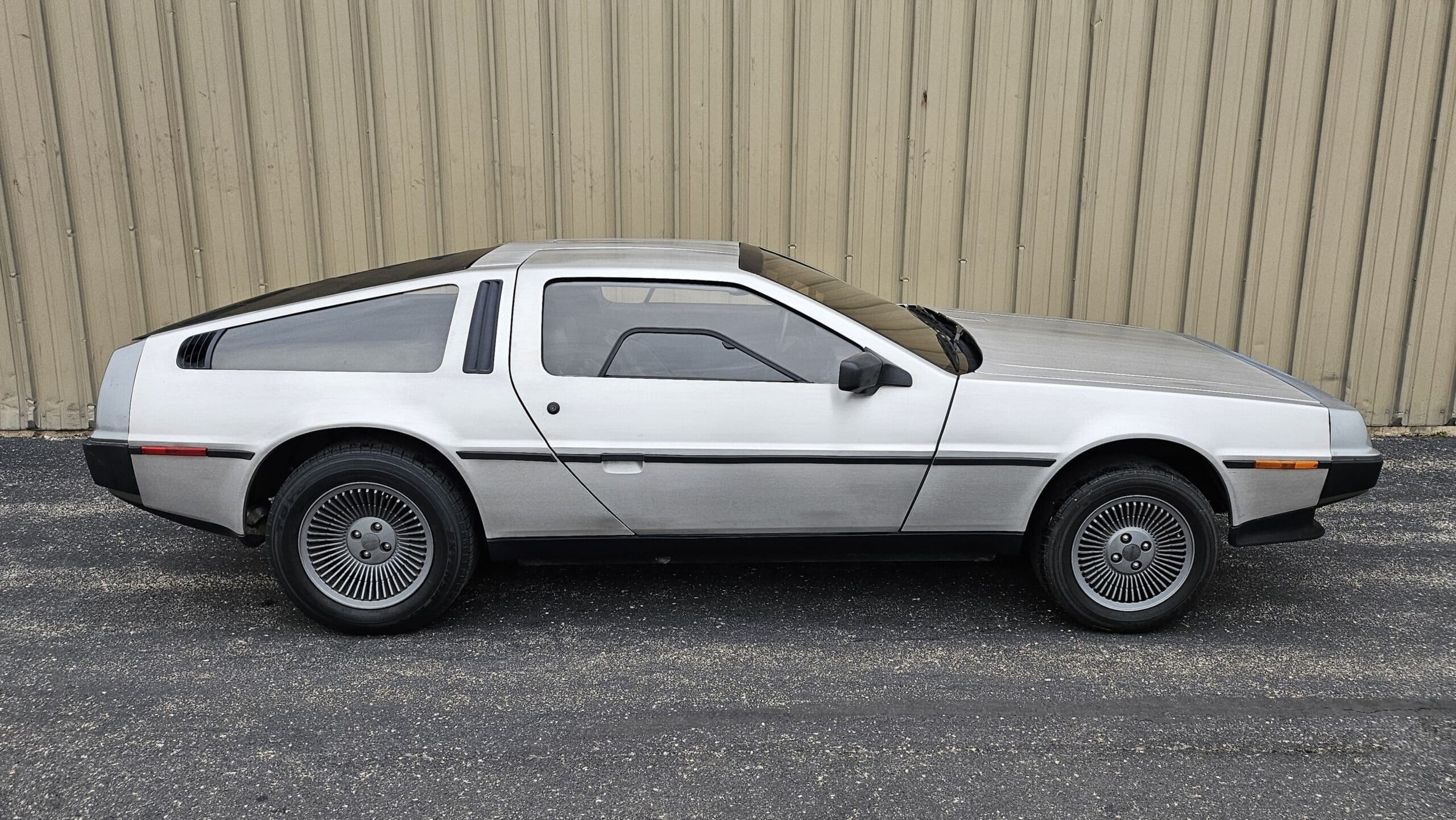 DeLorean vin 01042 - DeLorean Midwest